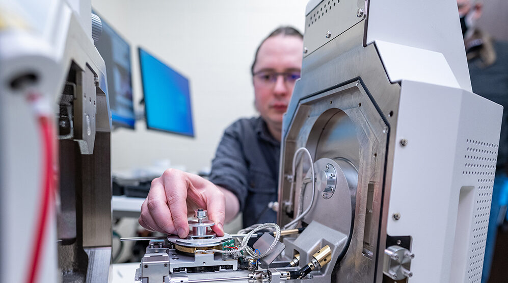 UW-River Falls acquires scanning electron microscope | All In Wisconsin